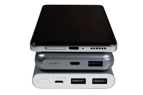 흰색으로 모바일 장치를 충전하기위한 파워 뱅크 전원 은행과 스마트 폰 모바일 장치용 외부 배터리 0명에 대한 스톡 사진 및 기타 이미지 Istock