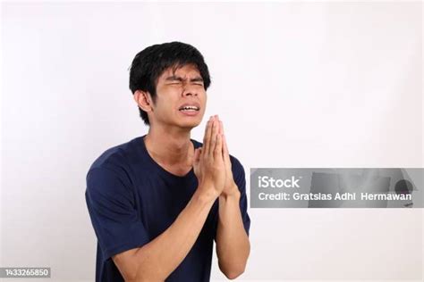 Potret Pemuda Asia Berdiri Dengan Gerakan Memohon Atau Bertanya