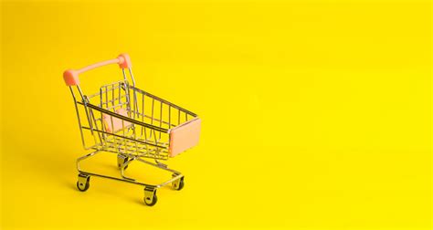 슈퍼마켓 손수레는 노란색 바탕에 서 있다 쇼핑 및 마케팅 상업과 무역의 개념 사람들의 구매 분위기입니다 통계 데이터 무역