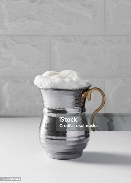 아이란 실버 메탈 컵에 거품이 있는 전통 터키 요구르트 음료 0명에 대한 스톡 사진 및 기타 이미지 0명 구리 금속 Istock
