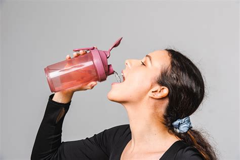 피트니스 모델은 아령으로 운동하고 스포츠 병에서 물을 마신다 20 24세에 대한 스톡 사진 및 기타 이미지 20 24세 가냘픈 강사 Istock