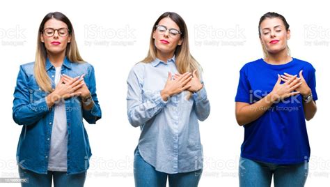 콜라주와 웃 고 고립 된 배경 위에 안경을 쓰고 젊은 아름 다운 여자의 얼굴에 닫힌된 눈와 감사와 함께 가슴에 손 건강 개념입니다 감사에 대한 스톡 사진 및 기타 이미지