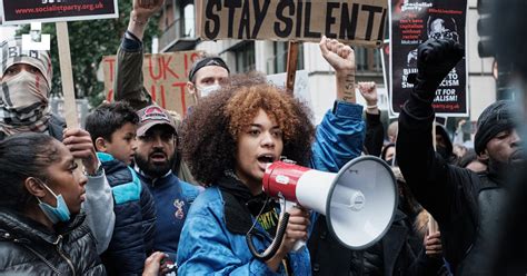 빨간색과 흰색 플라스틱 컵을 들고 파란색 재킷을 입은 남자 사진 Unsplash의 무료 항의 이미지