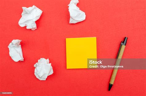 복사 공간이 있는 노란색 용지 구겨진 용지 및 빨간색 배경에 펜이 있는 상단 보기입니다 0명에 대한 스톡 사진 및 기타 이미지 0명 개념 거친 Istock