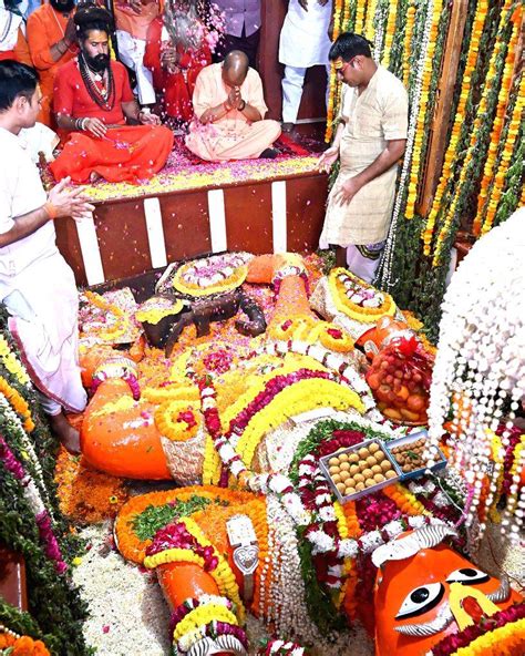 Yogi Adityanath Visits Bade Hanuman Temple