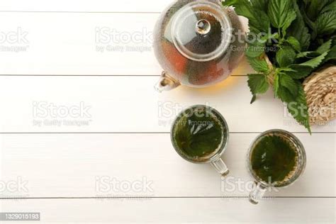 흰색 나무 테이블에 향기로운 쐐기풀 차와 녹색 잎 평면 누워 텍스트 공간 0명에 대한 스톡 사진 및 기타 이미지 0명 Nettle 건강관리와 의술 Istock
