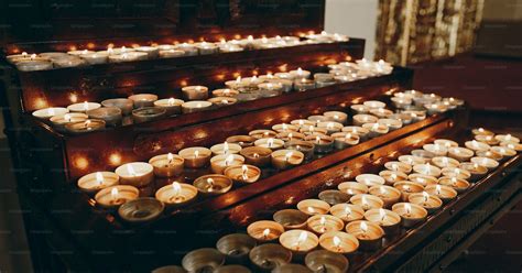 교회에서 제단에 촛불을 태우고 촛불을 켜고 테러 공격과 혁명에서 희생자를 애도하고 슬픔의 순간 장례식 신앙과 기억 개념 사진 Unsplash의 영국 이미지