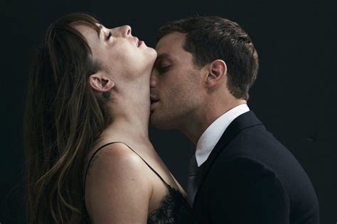 sfumature di rosso nelle scene di sesso l attrice non è nuda indossa slip appiccicosi