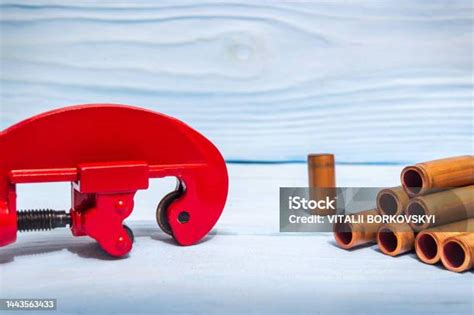 빨간색 파이프 커터 및 파란색 나무 보드의 배관 수리를위한 커넥터가있는 구리 파이프 0명에 대한 스톡 사진 및 기타 이미지 0명 Diy 가위 Istock