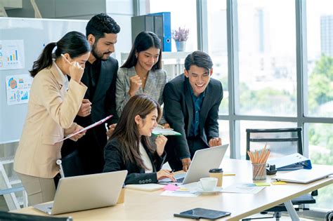 사업가들의 클로즈업과 측면 보기 그룹은 일광과 함께 사무실에서 프로젝트의 성공에 대해 행복하고 축하하는 행동을 보여줍니다 20 24세에 대한 스톡 사진 및 기타 이미지