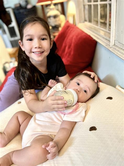 Siêu Mẫu Hà Anh Khoe ảnh Con Gái Myla Cho Dì Ruột Bú Sữa Chuyên Nghiệp