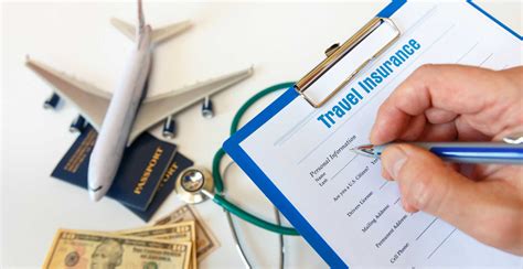 Чи потрібна українцям страховка для подорожі по безвізу