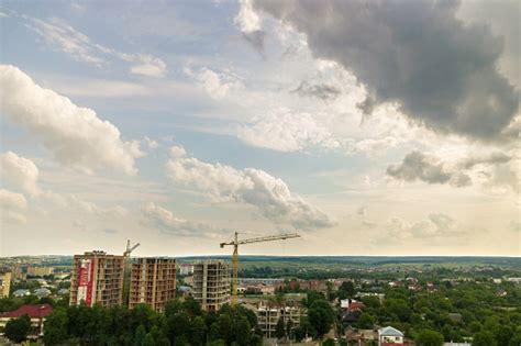 타워 리프팅 크레인의 공중 보기와 도시에서 건설 중인 고층 아파트 주거 용 건물의 콘크리트 프레임 도시 개발 및 부동산 성장 개념 0명에 대한 스톡 사진 및 기타 이미지