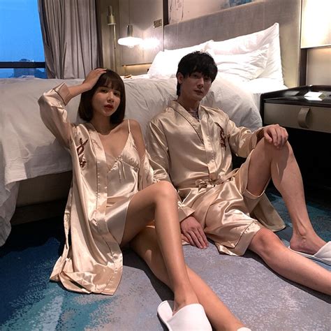여름 섹시한 새틴 실크 가운 반바지 And 가운 Nightdress 잠옷 세트 커플 잠옷 가족 Pijama Lover Night Suit Mens Pajama Sets