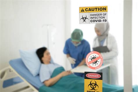 亚洲科学家穿着化学防护服检查危险化学品在图片 包图网企业站