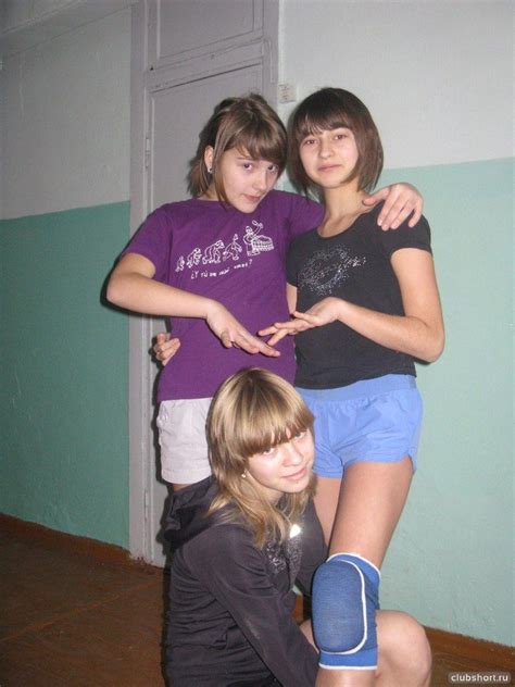 Девочка в голубых шортах Шорты фото