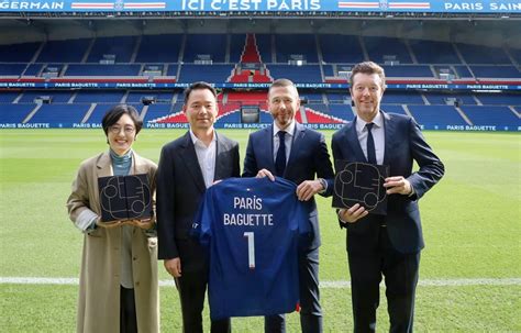 파리 생제르맹 경기장에 안녕 파리바게뜨” 이지경제