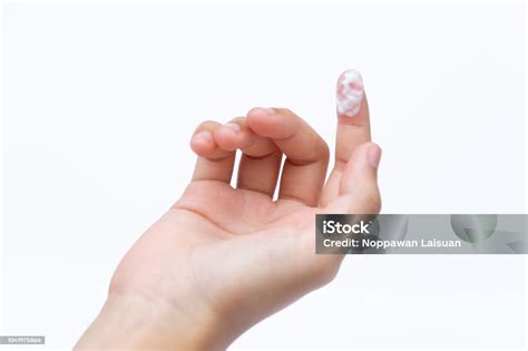 흰색 배경에 고립 된 그녀의 팔에 크림을 적용 하는 여성 손의 근접 촬영 메이크업 건강 한 피부 뷰티 샷 귀여운 아시아 여자 개념 보습제에 대한 스톡 사진 및 기타 이미지