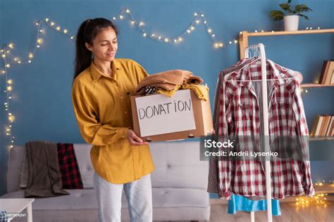 옷 기부 개념입니다 낡은 천 상자를 들고 카메라를 보며 웃고 있는 여자 기부하기 전에 집에서 의복을 준비하는 여성 30 34세에 대한 스톡 사진 및 기타 이미지 Istock