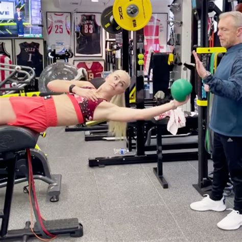 Lindsey Vonn Shows Off Toned Abs In Core Workout Instagram Video