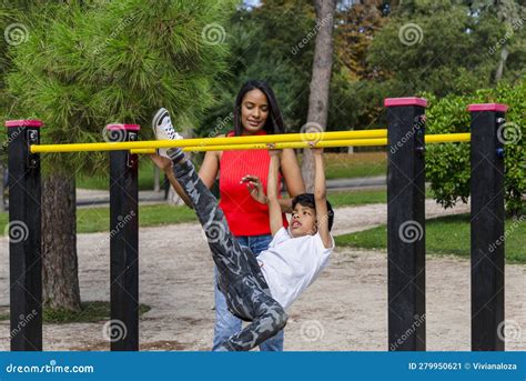 Madre E Hijo Disfrutando Jugando En El Parque Infantil Imagen De