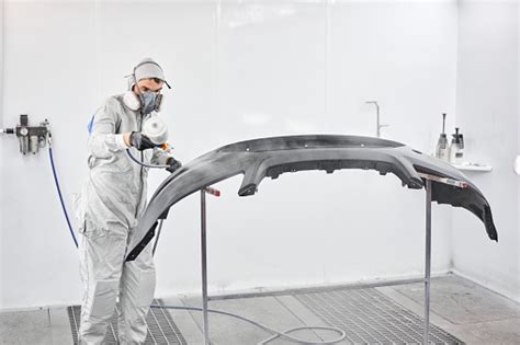 특수 페인팅 챔버에서 차의 일부를 페인팅하는 작업자는 의상과 보호 장비를 착용합니다 자동차 주유소 전기사포에 대한 스톡 사진 및 기타 이미지 Istock