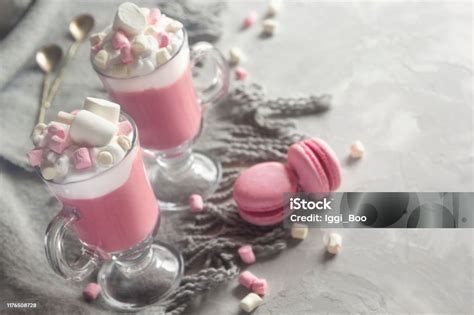 휘핑 크림과 마시멜로핑크 핫 초콜릿 겨울 음료 마카롱과 숟가락 공간 복사 분홍에 대한 스톡 사진 및 기타 이미지 분홍 0명 가을 Istock