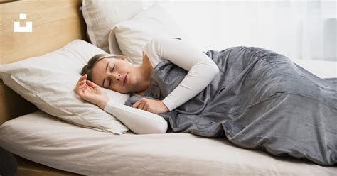 베개를 들고 침대에 누워 있는 여자 사진 Unsplash의 무료 담요 이미지