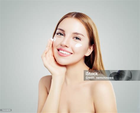 그녀의 얼굴에 크림을 적용 하는 완벽 한 여자입니다 스킨케어 미용 및 페이셜 트리트먼트 컨셉 가꿔주기에 대한 스톡 사진 및 기타