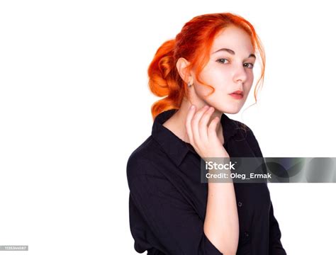 깨끗 하 고 신선한 피부를 가진 젊은 사춘기 빨간 머리와 녹색 눈 소녀의 초상화는 자신의 얼굴을 만지지 페이셜 트리트먼트 미용