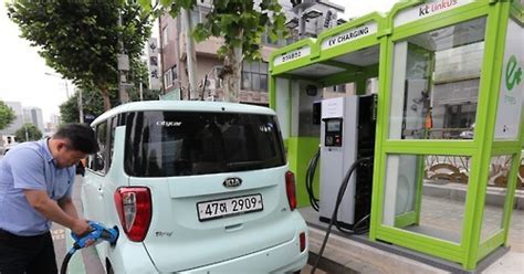 공중전화 부스에서 전기차 충전