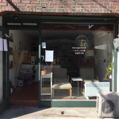 책방 연희 책방 운영자는 새로운 콘텐츠 준비를 위해 책읽는 연휴를 보내고 있습니다 두 권은 이전에 읽었던 책인데 다시 훑어보고 있어요 불편한 소통보다 편리한