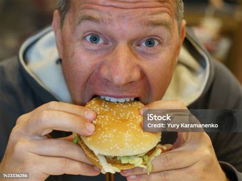 도시 카페에서 패스트 푸드를 먹는 남자의 초상화 40 44세에 대한 스톡 사진 및 기타 이미지 40 44세 개념 건강에 좋지 않은 음식 Istock