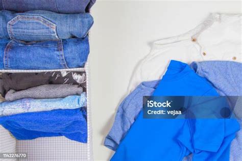 의류의 수직 저장 정리 방 청소 개념 흰색 바탕에 힙이 없는 옷을 바구니에 접힌 옷 쌓기 가사 집안일에 대한 스톡 사진 및 기타 이미지 Istock