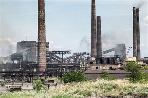 도시 드니 프로 우크라이나에서 가장 큰 대기 오염 물질은 코크스 화학 공장입니다 연도 가스 스택은 대기로 수백 톤의 유해 물질을 방출합니다 산업 풍경 공기 오염에 대한 스톡