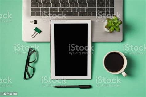 랩톱 펜 안경에 태블릿 컴퓨터 바인더 클립과 화분의 상단 보기 사진과 카피 스페이스와 고립 된 청록색 배경에 음료 한 잔 0명에 대한 스톡 사진 및 기타 이미지 Istock