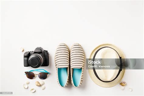 야자수 잎 카메라 선글라스를 착용한 흰색 배경의 플랫 레이 트래블러 액세서리 0명에 대한 스톡 사진 및 기타 이미지 0명 개념 개인 장식품 Istock
