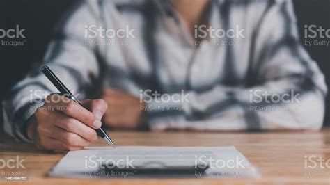 사업가는 비즈니스 문서 및 계약을 검증하고 관리합니다 계약 서류 확인 또는 보증 인증서 고용 아이디어 프로젝트 검토의 사업 계약 승인에 서명 경영자에 대한 스톡 사진 및