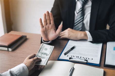 뇌물 방지 부패 개념과 파트너가 제공한 뇌물을 거부하는 사업가 개념에 대한 스톡 사진 및 기타 이미지 개념 개념과 주제 계획 Istock