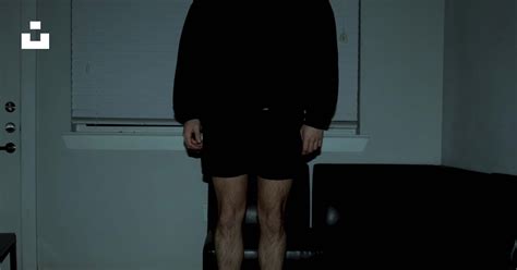 하얀 신발을 신고 어두운 방에 서 있는 남자 사진 Unsplash의 무료 죽음 이미지