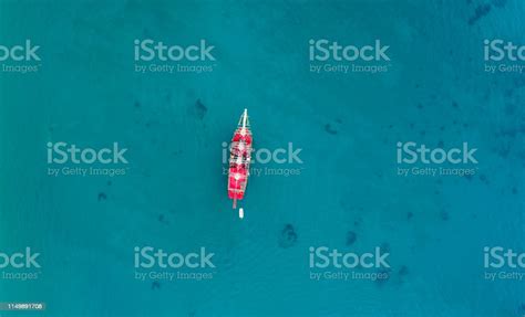 바다와 요트의 공중 보기 바다 평면도 여름 배경의 중간에 항해 선박 화창한 날에는 바다에서 요트 세일링을 하는 놀라운 전망 0명에 대한 스톡 사진 및 기타 이미지 Istock