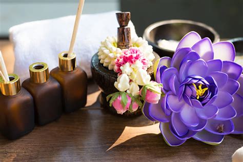 태국 스파 트리 트 먼 트 그리고 나무 화이트에 마사지입니다 건강 한 개념 휴식 자연 선택 그리고 소프트 포커스 가꿔주기에 대한 스톡 사진 및 기타 이미지 Istock