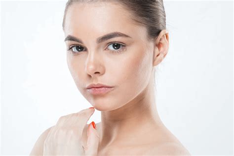 여자 피부 얼굴 아름 다운 건강 한 피부 관리 여성 초상화 화장 자연 스러운 메이크업 젊은 아름다움 모델 흰색 절연을 하지 않고 얼굴을 청소 갈색 머리에 대한 스톡 사진 및