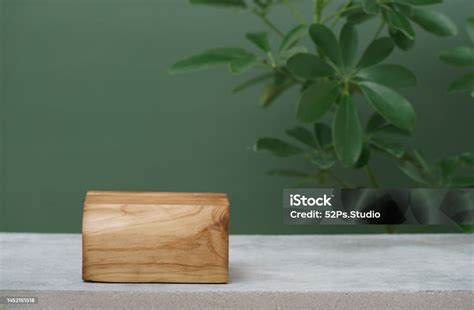 신선한 녹색 잎 흰색 공간 배경이 있는 시멘트 탁상에 빈 나무 연단 질감유기농 건강한 천연 제품 받침대 플랫폼 프로모션 쇼 디스플레이 봄 배너 개념 디자인 강단에 대한 스톡