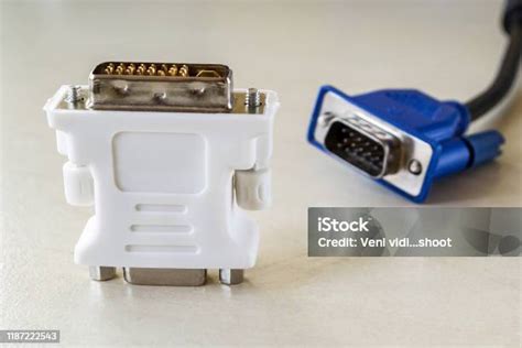 뒤에 Dvid와 Vga 및 파란색 모니터 코드를 연결하기위한 흰색 어댑터 다른 유형의 플러그와 컴퓨터 장치의 연결 컴퓨터에 대한 스톡 사진 및 기타 이미지 Istock