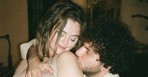 Selena Gomez And Benny Blanco Engagement A Taco Themed Picnic Pear