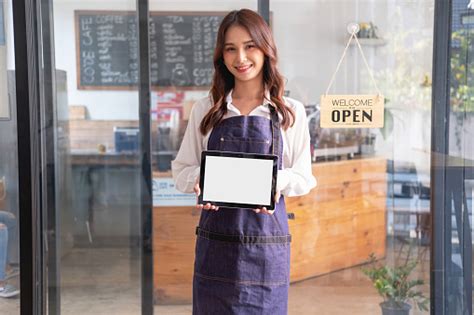한 여성의 초상화 커피숍 주인이 아름답게 웃고 자신의 사업인 커피숍을 여는 중소 기업 개념 경영자에 대한 스톡 사진 및 기타 이미지 Istock