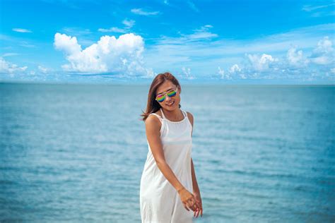 쾌활한 아시아 여자 맨발로 열대 여름 해변에서 산책 해변에서 바다 물과 모래의 파도를 따라 걷는 여자 자유로운 야외 에서 즐기는 맨발로 산책 휴식 여행 개념 25 29세에