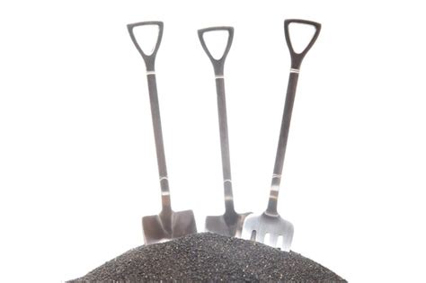 흰색 배경 음식 도구에 스페이드 형태의 장식용 포크와 스푼 프리미엄 사진