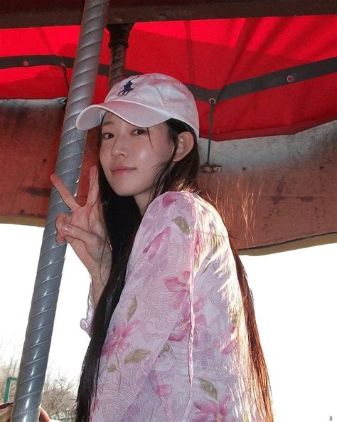 패션 And 스타일 Fashion And Style 화사한 무드🌷플라워 패턴 코디 플라워 꽃무늬 포인트아이템 봄코디 페미닌룩 플라워패턴 패션트렌드 Instagram